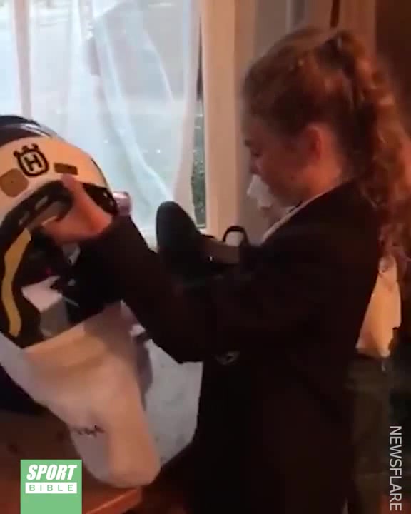 Her surprise Christmas present moved her to tears! Wait for it... 👊👏🙌 - Coub