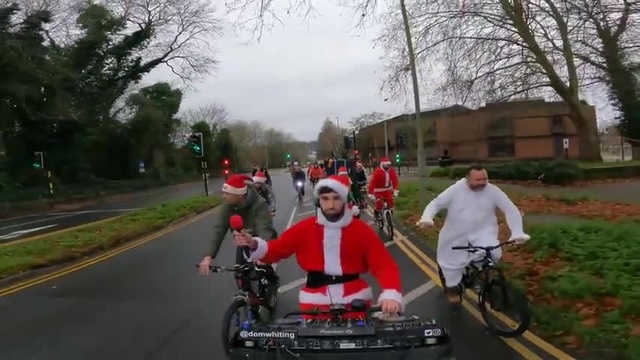 Cycling SANTA Delivers CHRISTMAS DAY Drum & Bass RAVE LONDON - Coub