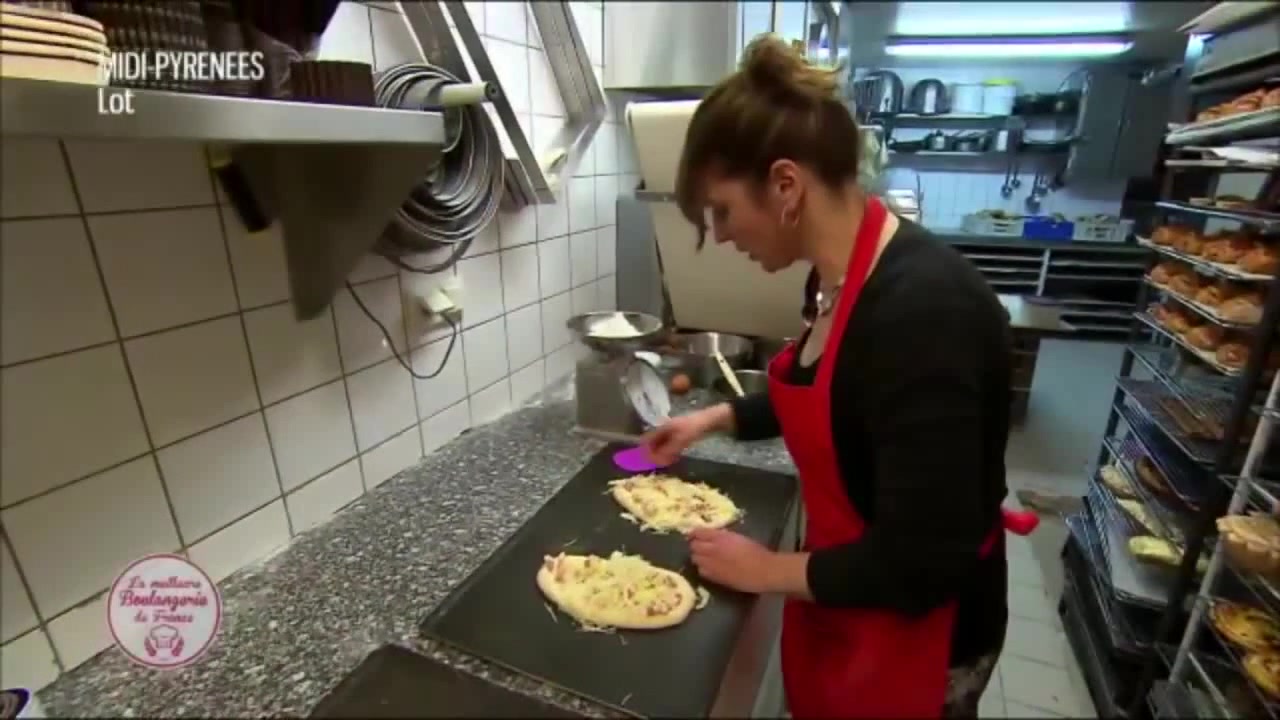 CAT FAIL: Cat Runs Into Glass Door on French Bakery Programme. - Coub