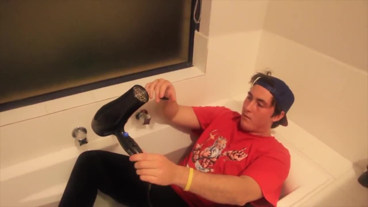 CoP - Hairdryer In Bathtub Experiment (RIP Jeffabel) - Coub