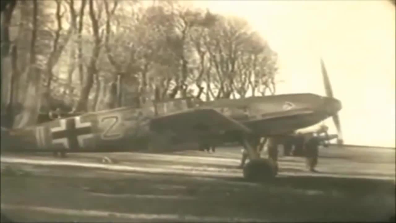 Messerschmitt Bf 109 / Me 109 Fighter Planes Startup & Takeoff ...