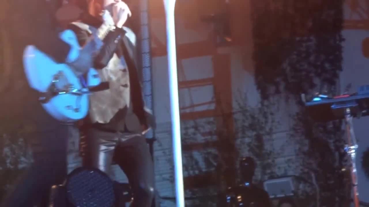 Brendon Urie 1/2 moons crowd - Coub