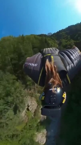 Wingsuit woman - Coub