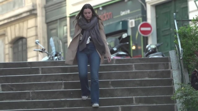 Пранк | озвучка шагов / реакция людей - Coub