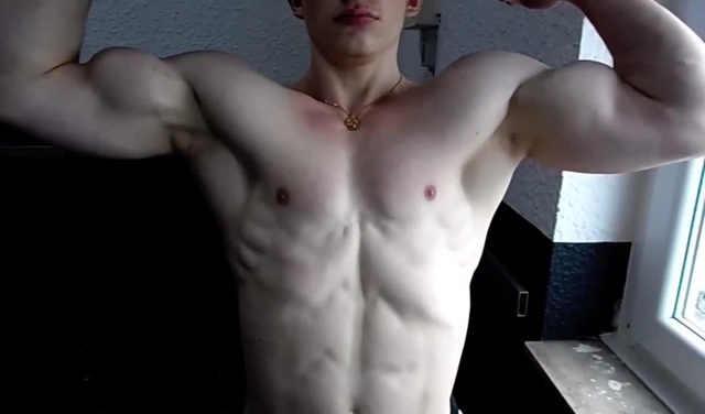 18 years old teen bodybuilder flexing very ripped muscle - Coub