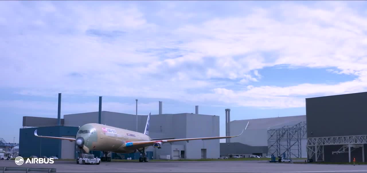 Painting The First Airbus A350-1000 - Coub