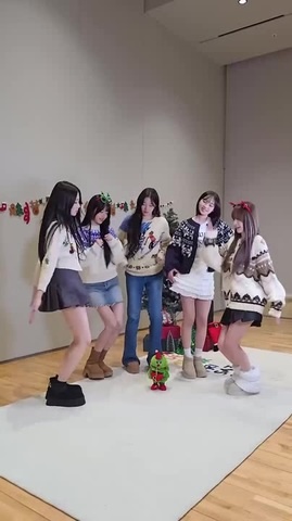 Sserafims ready for Christmas - Coub