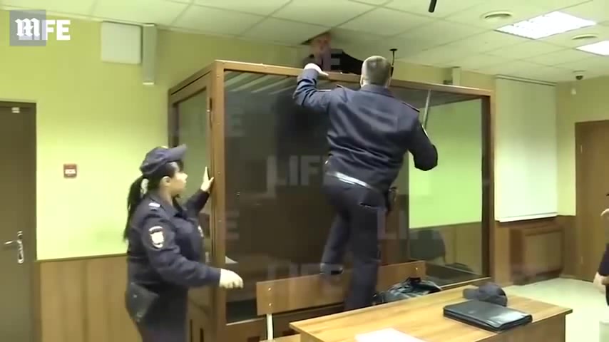 Murder suspect attempts to escape Russian courtroom through ceiling - Coub