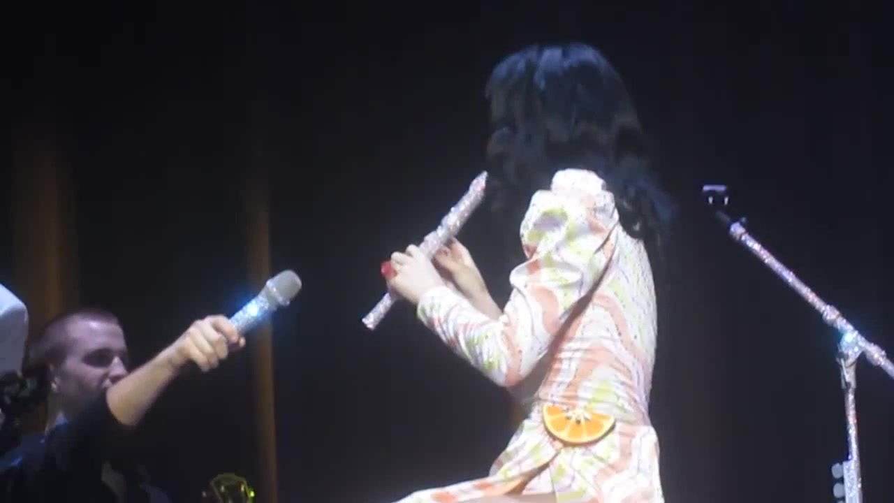 Katy Perry Fails at Playing Flute - Coub