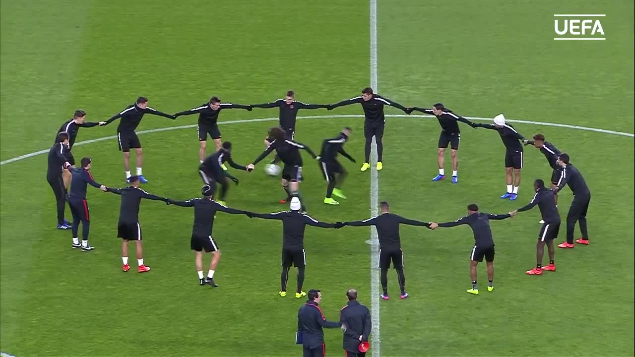 A rondo with a twist. Well played, PSG - Paris Saint-Germain! ⚽️🔥 ...