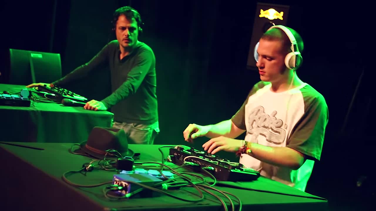 TIONEB vs NME | Grand Beatbox LOOPSTATION Battle 2018 | 1/4 Final - Coub