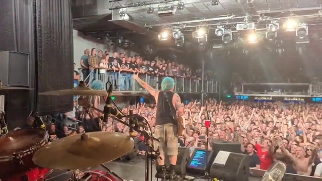 NOFX Crowd Fills the Void - Coub