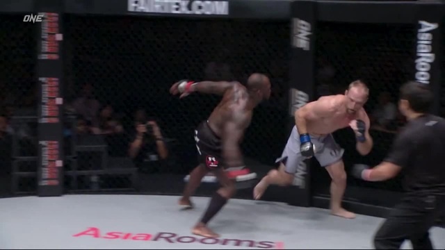 Melvin Manhoef vs. Brock Larson 😂 - Coub