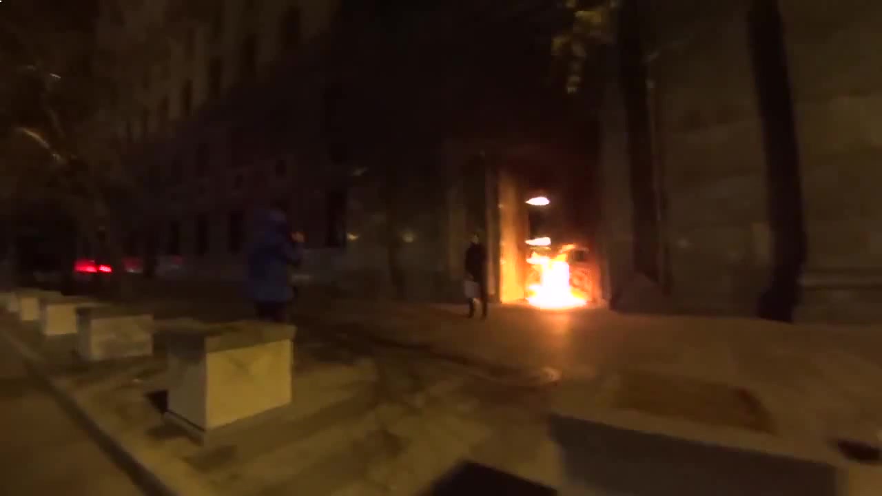 Поджог Двери ФСБ - FSB Door On Fire - Coub