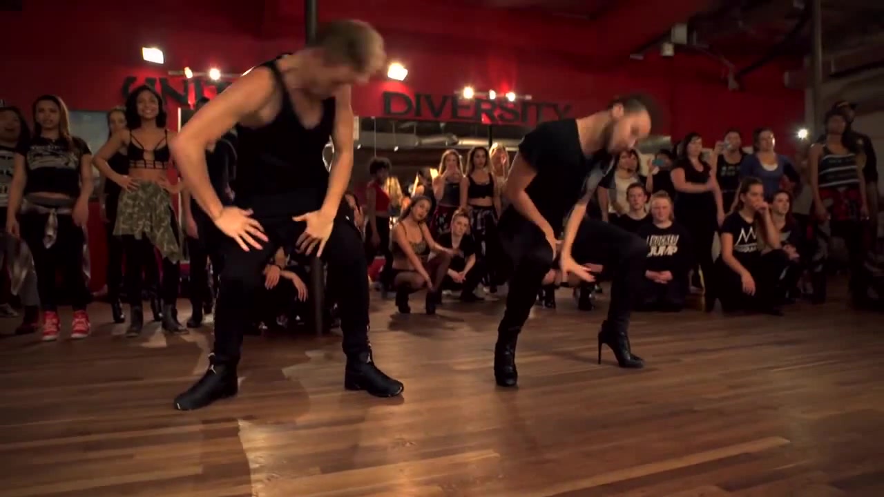 Flight From Paris - Coub