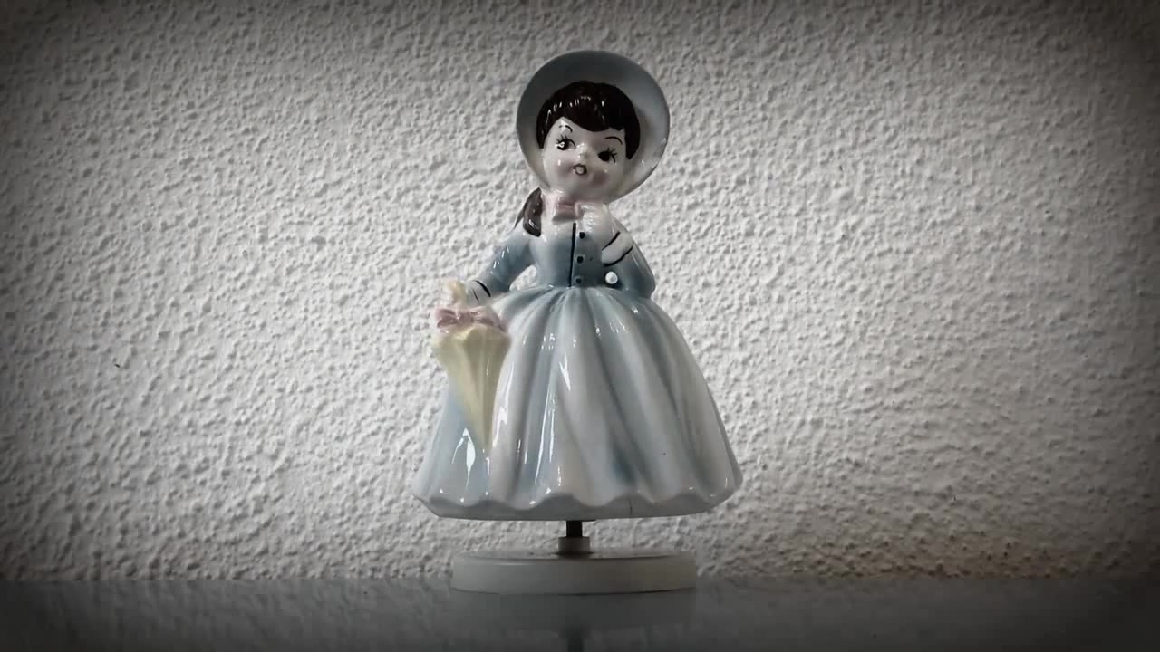 Wind-up music box doll - Coub