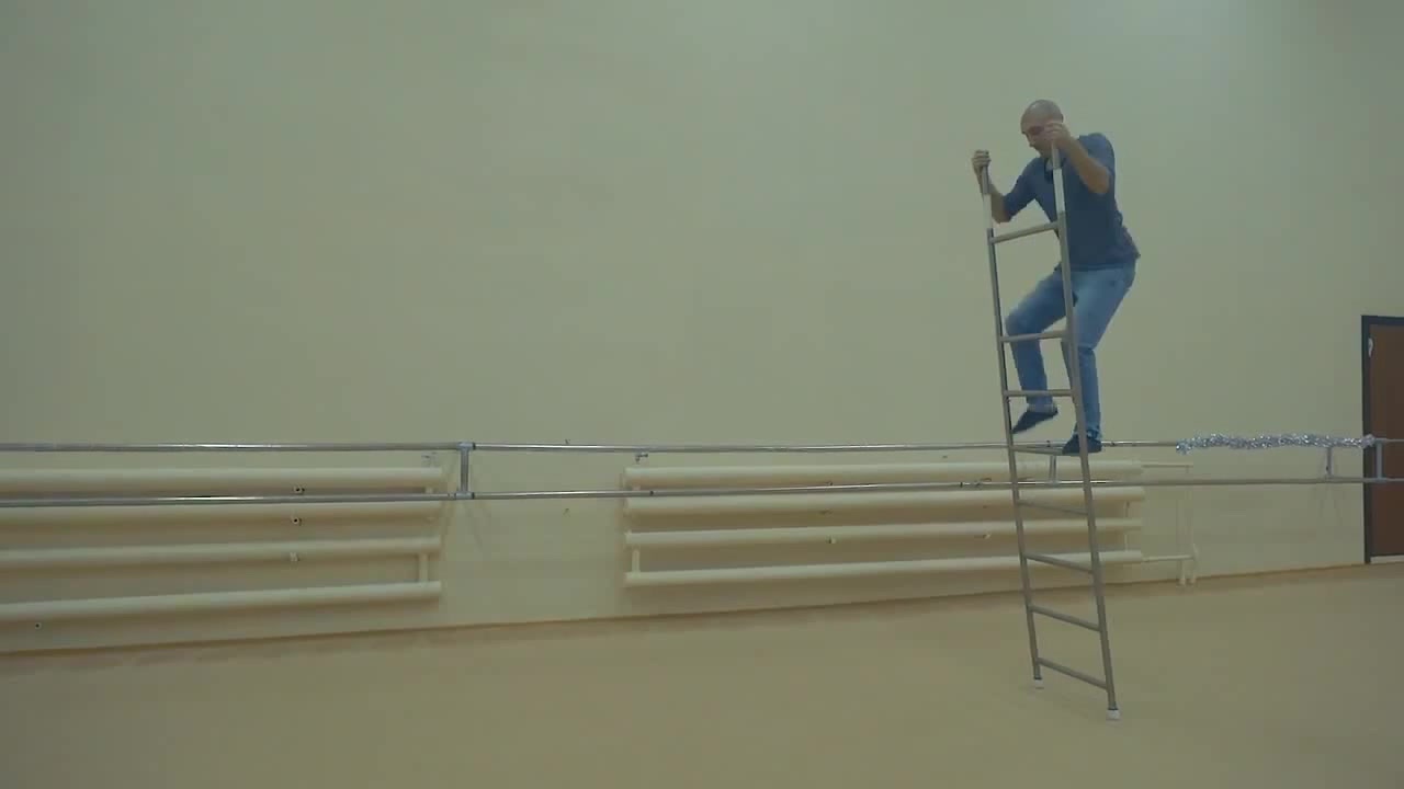 Крутое падение с лестницы. Amazing trick on the ladder. - Coub
