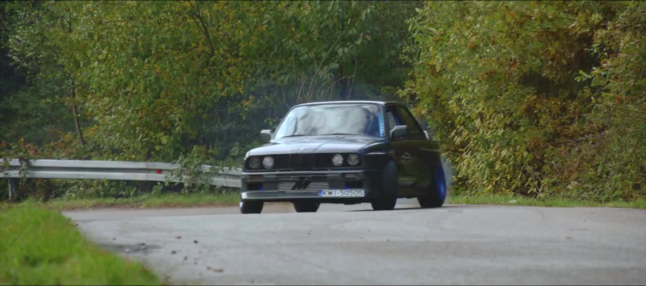 Autumn Drift with Yeti - BMW e30 - Coub