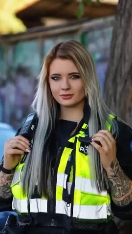 🥰a Beautiful Policewoman protects Prague - Coub