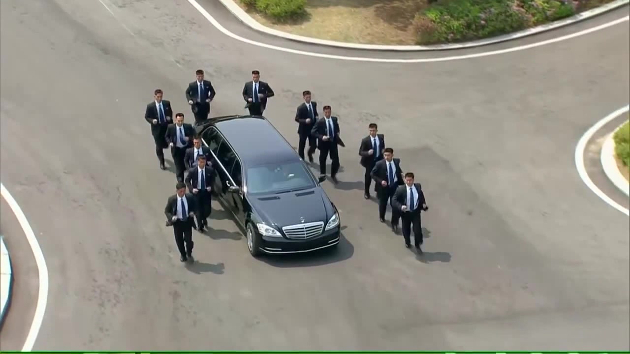 Kim Jong-Un’s car surrounded by jogging security guards - Coub