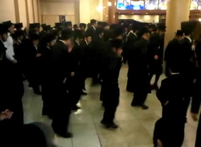 Chasidim dancing at a wedding in Israel - Coub