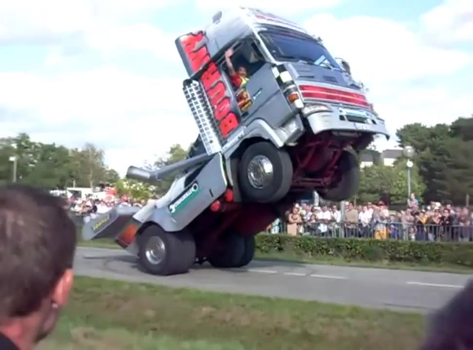 Мастер-класс на грузовике | The truck rides on two wheels - Coub