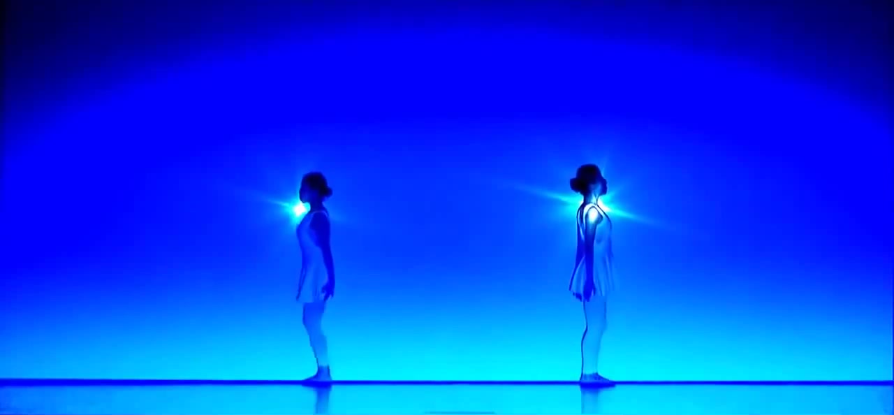 Две девушки танцуют Signals - Coub