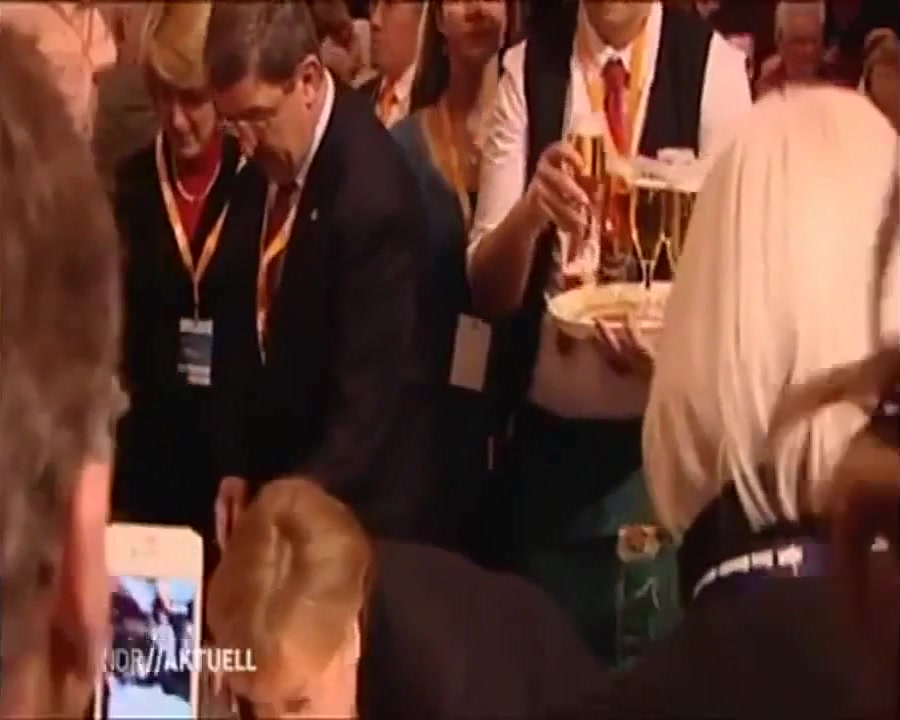 Angela Merkel waiter beer fail - Coub