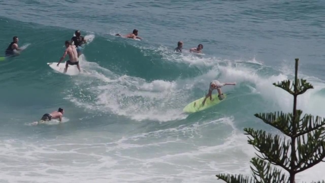 Crowd at Snapper Rocks - Coub