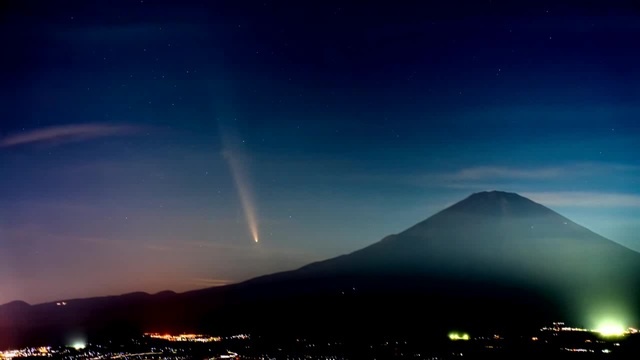 A comet appears over Mount Fuji at dusk - Coub
