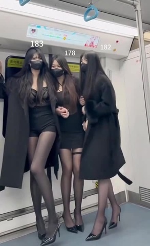 Tall girls in the subway - Coub