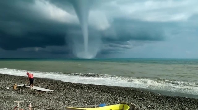 Water tornado - Coub