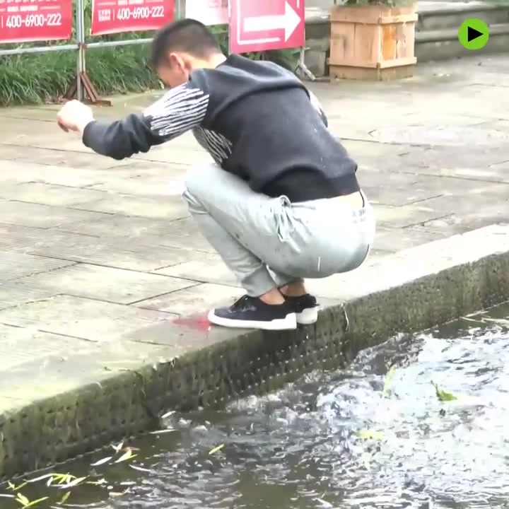 KungFu master walks on water - Coub