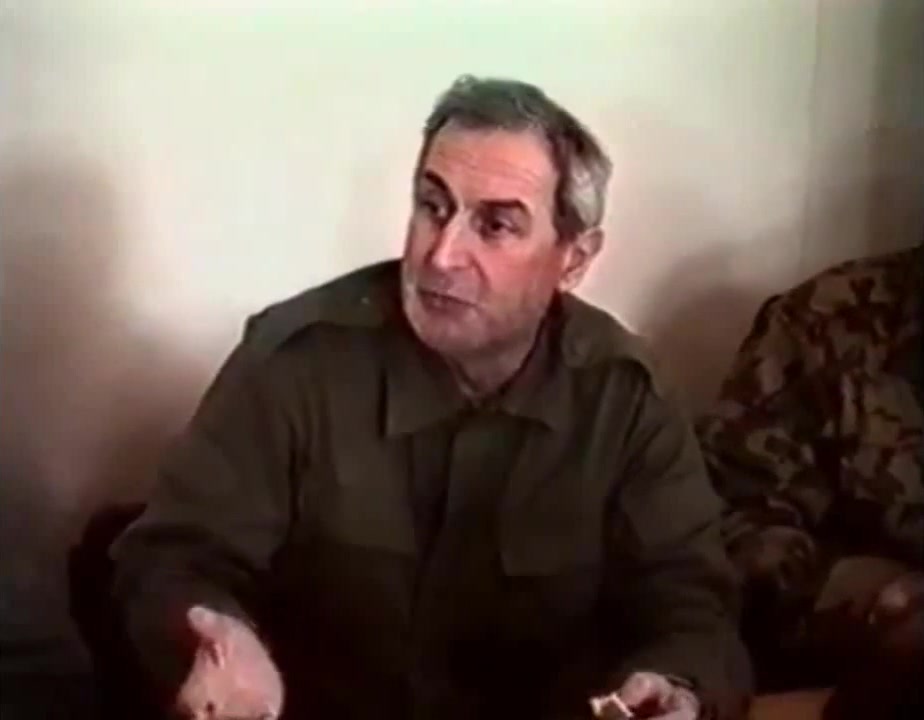 ჯაბა იოსელიანი და ზვიადისტი ჯემალ ქობალია ერთ მაგიდაზე ოჩამჩირეში