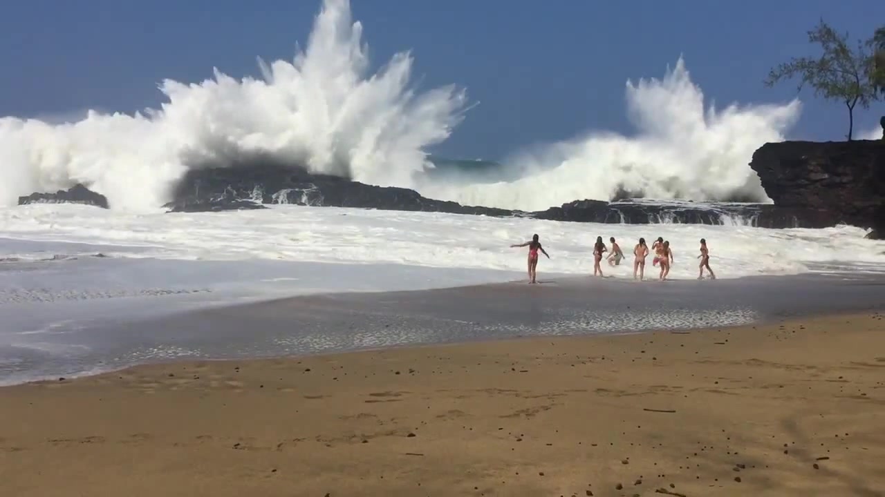 Lumaha'i Beach Hawaii Giant Wave. - Coub