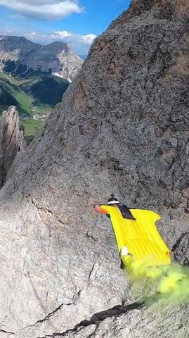 Вингсьют в горах Wingsuit Flight with Smoke - Coub