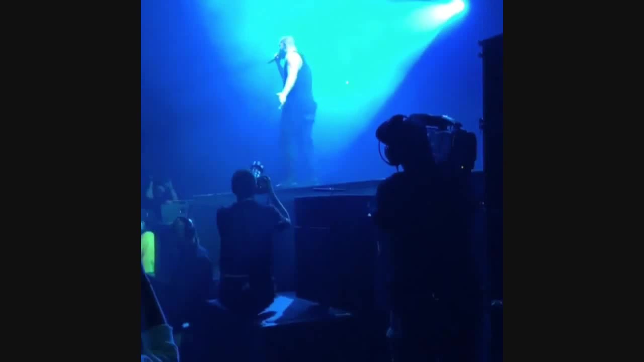 Drake wilds out during his show 'I DONT GIVE A F*CK BOUT THESE OTHER RAPPERS. NOBODY CAN TALK TO ...