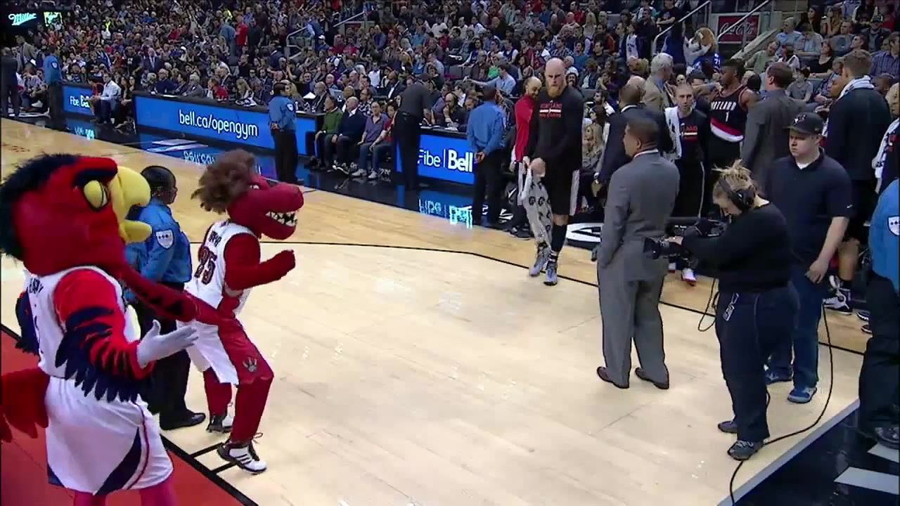 The Raptor vs. Robin Lopez - March 15, 2015 - Coub