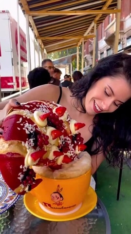 Is making your croissant dreams come true in Milan, Italy! - Coub