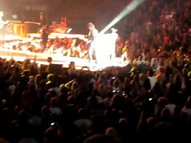 Steven Tyler falls off stage in Toronto - Aerosmith - Love In An ...