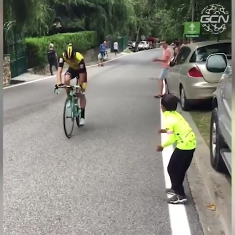 Cyclist hands the cheering supporter his water bottle - Coub