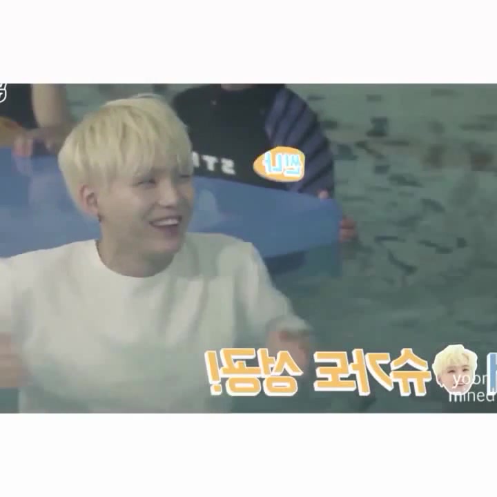 yoongi’s arm thing when he runs/walks reblog if u agree - Coub