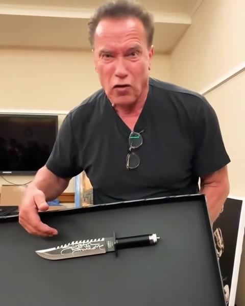 Rambo knife vs Predator knife - Coub