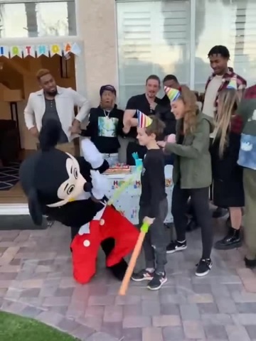 ребенок продолжает бить микки мауса Good Job Mickey Viral - Coub