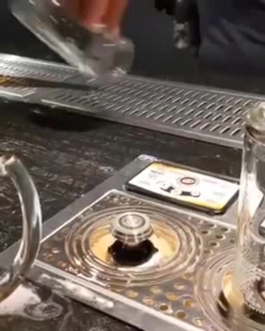 Кружка с магнитным диспенсером No need to wait for the foam to settle - Coub