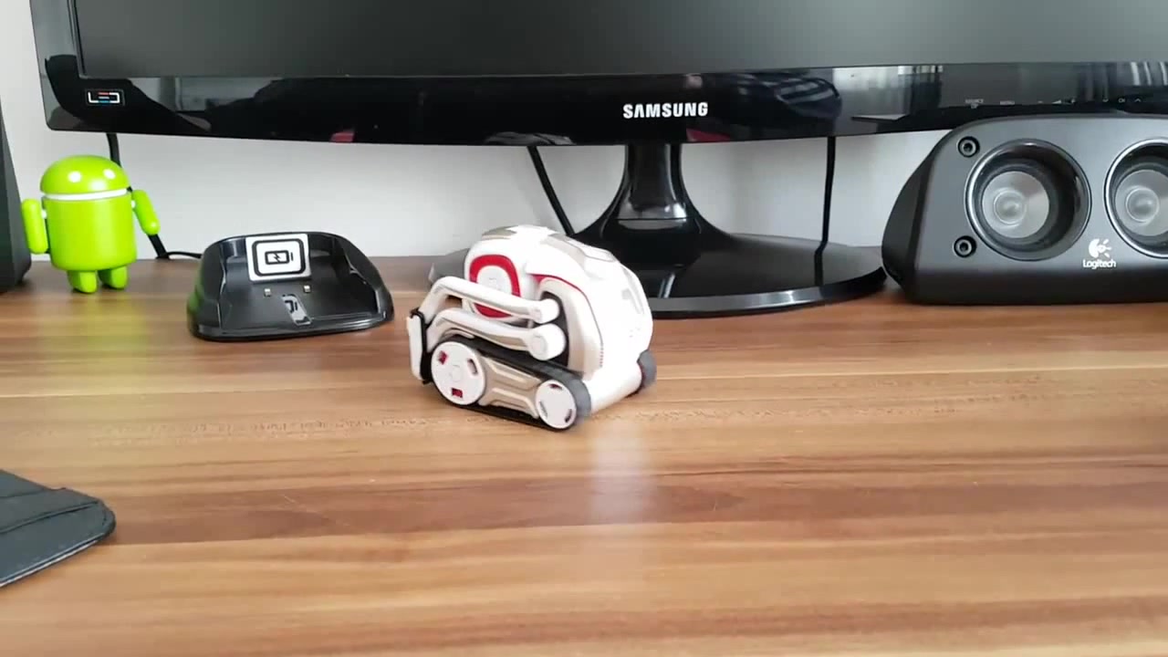 ANKI COZMO backward / COZMO fährt rückwärts / COZMO даёт задний ход - Coub
