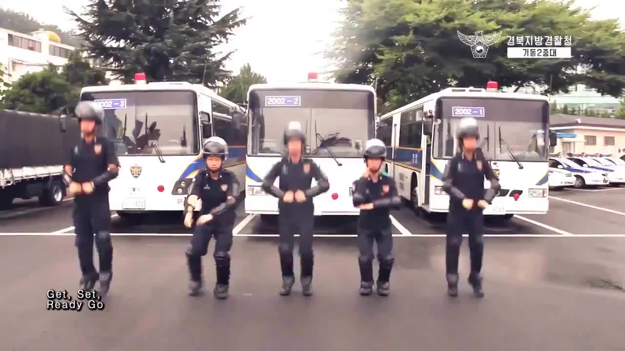 경찰은 춤을 추고있다. (Police Dance) - Coub