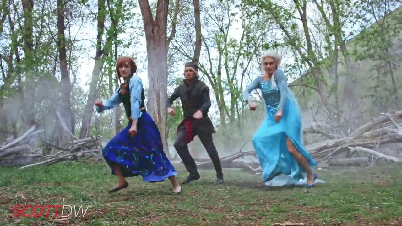 PRINCESS DANCE BATTLE! Belle vs Elsa! 💕💕💕💕💕 - Coub