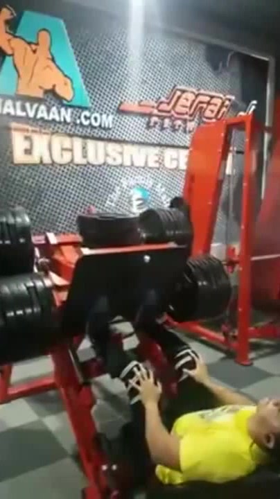 guy breaks leg on leg press - Coub