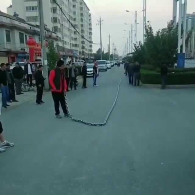 Whipping this massive chain - Coub